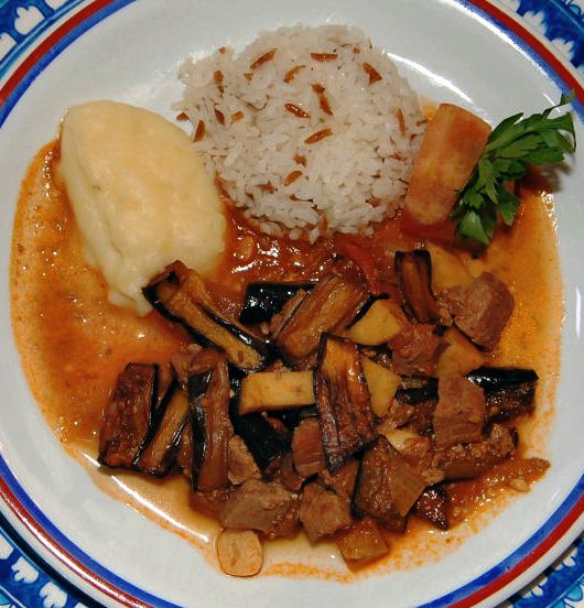 Comlek Rabbit casserole with onions and wine vinegar Game recipe