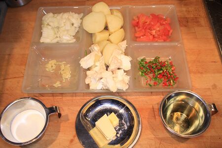 Papas chorreadas a la colombiana (Potatoes in cheese and chilli sauce..